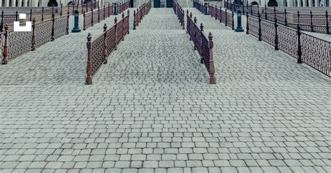 낮에 흰 구름과 푸른 하늘 아래 콘크리트 건물 사이의 길을 걷는 사람들 사진 Unsplash의 무료 회색 이미지