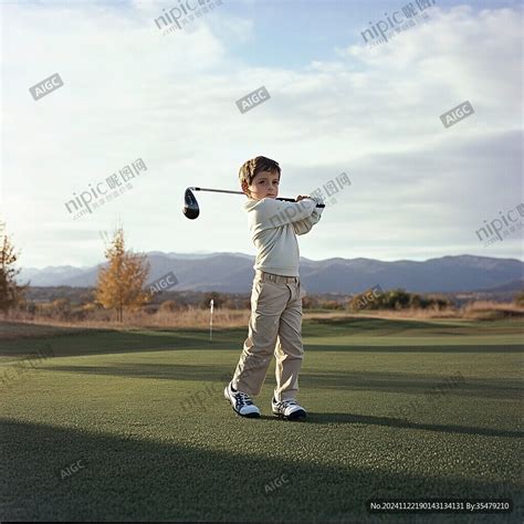 Ai创作图儿童高尔夫球 少儿高尔夫 青少年高尔夫培训 青少年高尔夫 高尔夫体验 高尔夫写真 高尔夫运动休闲运动 学高尔夫 学习高尔夫 高尔夫教学 高尔夫训练 儿童高尔夫球场 绿色绘画打高尔夫