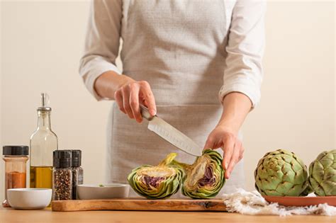 요리사는 밝은 배경에 아티 초크를 요리 개념 요리 맛있고 건강한 음식 메뉴 조리법 책 해독 레스토랑 고급에 대한 스톡 사진 및 기타 이미지 Istock