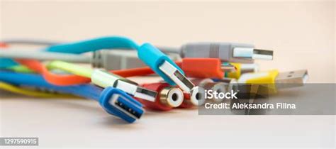 광배경의 통신 케이블 네트워크 및 컴퓨터 시스템에 사용되는 여러 가지 색상의 전선 및 케이블 Usb 케이블에 대한 스톡 사진 및 기타 이미지 Istock