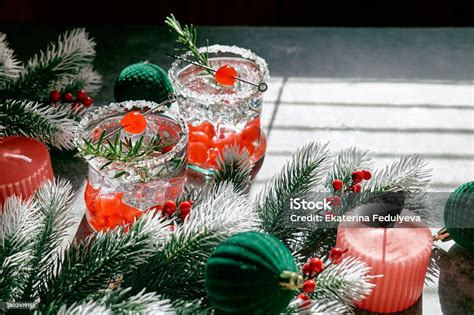 크리스마스 크랜베리 칵테일 딸기와 얼음을 곁들인 맛있는 얼음 알코올 음료 겨울 방학을 위한 축제 목테일 크리스마스에 대한 스톡 사진 및 기타 이미지 Istock