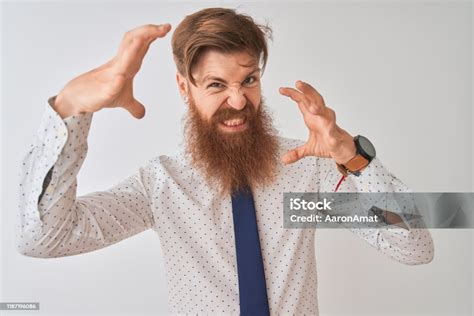 고립 된 흰색 배경 위에 서있는 젊은 빨간 머리 아일랜드어 사업가는 분노로 좌절 외치고 손은 목을 매고 미친 소리를 지르며 격노한에 대한 스톡 사진 및 기타 이미지 Istock