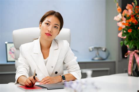 Б Болор Эрдэнэ дэд сайдын албан тушаалаасаа өөрийн хүсэлтээр