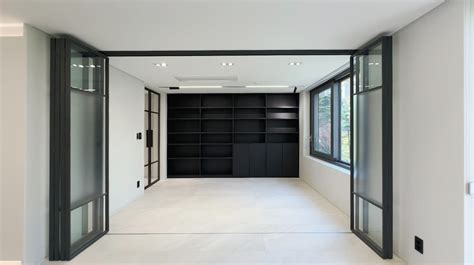 한성아이디 본점 아파트인테리어 주거인테리어 고급인테리어 도곡동 현대오티움 80평 알파룸 인테리어 알파룸은 천장과 바닥에 레일을 매립해 시공한 폴딩도어를 경계로 다이닝