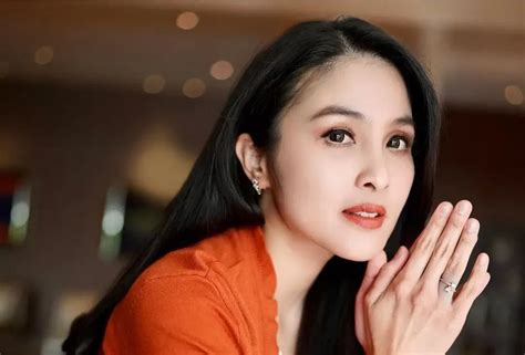 8 Potret Sandra Dewi Di Waktu Muda Cantiknya Awet
