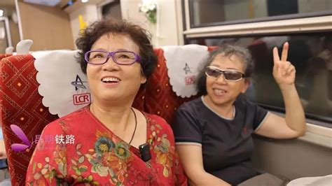 坐上中老铁路国际旅客列车，他们这样说澎湃号·政务澎湃新闻 The Paper