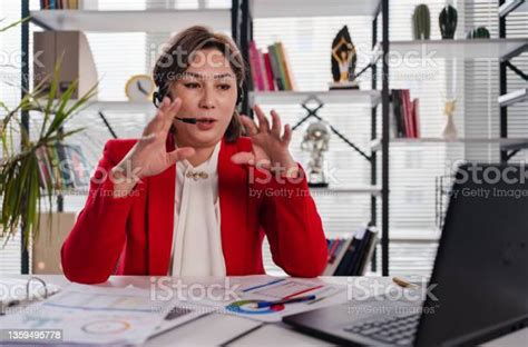 고객과 이야기하는 동안 헤드셋을 착용하고 미소 짓는 여성 말하기에 대한 스톡 사진 및 기타 이미지 말하기 모던 양식