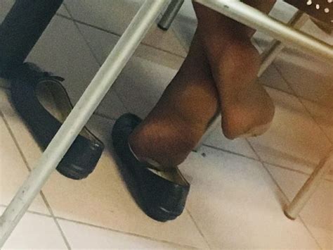 Foto De Sexy Teen Feet In Library