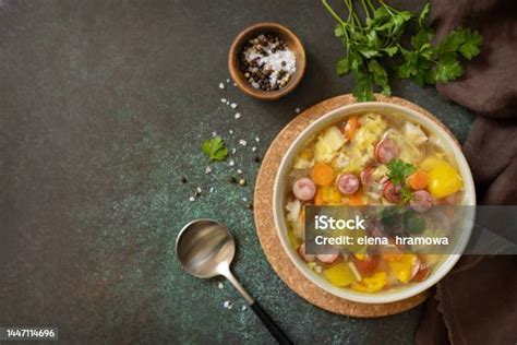 돌 탁자 위의 그릇에 소시지와 야채를 곁들인 전통적인 젤나카 양배추 수프 체코 요리 위에서 본 모습 공간을 복사합니다 0명에 대한 스톡 사진 및 기타 이미지 Istock