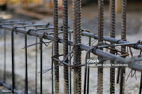 건설 기술자는 강철 콘크리트 건물 구조에 최선을 다하고 있습니다 강철에 대한 스톡 사진 및 기타 이미지 강철 개발 건설 산업 Istock