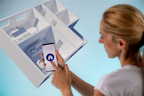 스마트 홈 휴대 전화에서 스마트 홈 응용 프로그램을 제어 하는 여자입니다 배경에 3d 모델 3차원 형태에 대한 스톡 사진 및 기타 이미지 Istock