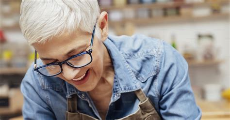 그녀의 작업장에 앉아 있는 동안 도자기 물레에서 일하는 잘 생긴 고위 여성 도예가 사진 Unsplash의 도공 이미지