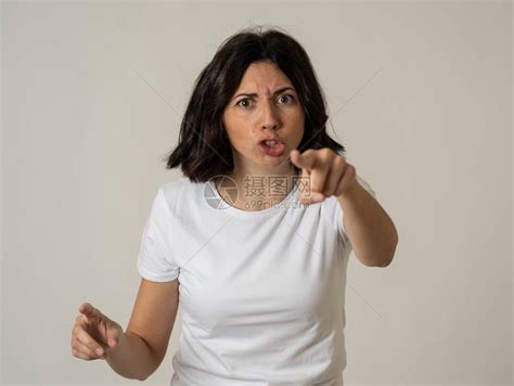 年轻沮丧的白种女人与愤怒和紧张的脸特写高清图片下载 正版图片506001212 摄图网