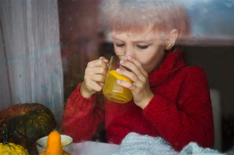 비오는 날 창문에 앉아 독감에서 회복하기 위해 뜨거운 차를 마시는 빨간 스웨터를 입은 어린이 소년 가을에 대한 스톡 사진 및 기타 이미지 Istock