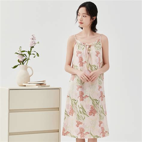 顶呱呱睡衣女夏吊带睡裙女夏纯棉草莓印花性感v领少女薄款家居服虎窝淘