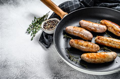 팬에 향신료와 함께 구운 돼지 고기 쇠고기와 치킨 소시지 회색 배경 맨 위 보기입니다 복사 공간 0명에 대한 스톡 사진 및 기타 이미지 Istock