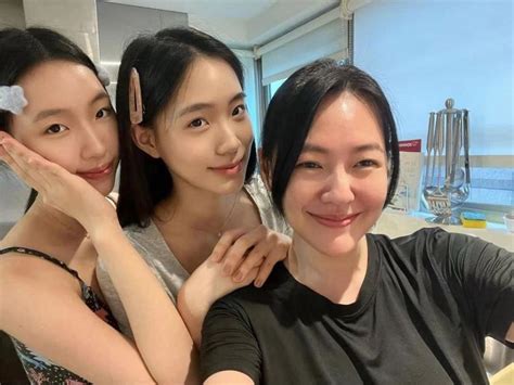 小s大女兒辣照秀細長美腿！背景意外曝「帝寶豪宅內裝」