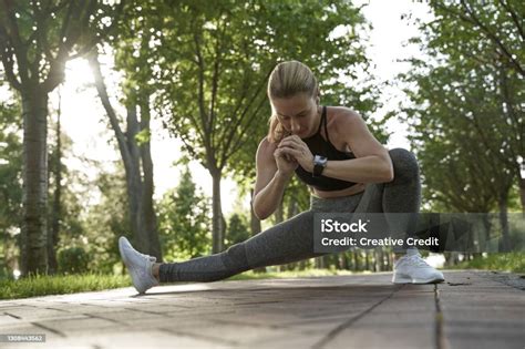 융통성 화창한 여름 아침에 도시 공원에서 운동하는 동안 다리를 스트레칭 하는 스포츠웨어에 아름 다운 피트 니스 여자의 전체 길이 45 49세에 대한 스톡 사진 및 기타