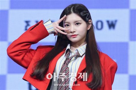[슬라이드 화보] 왕이런 레드벨벳 아이린 닮은 예쁜 미모 에버글로우 데뷔 쇼케이스 아주경제
