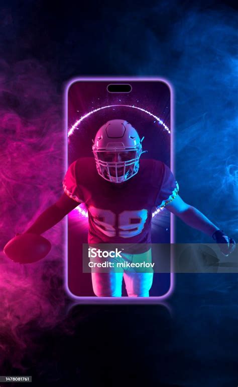 네온 불빛이 있는 미식축구 선수 배너 복사 공간이 있는 미식축구를 주제로 한 스포츠 잡지의 템플릿입니다 베팅 광고를위한 모형