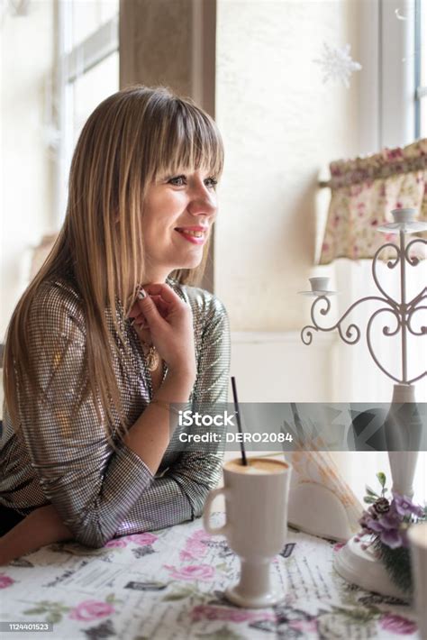 아름 다운 젊은 여성 아늑한 카페에서 테이블에 앉아서 즐기는 향기로운 커피 미소와 그녀의 얼굴에 긍정적인 감정 20 29세에 대한 스톡 사진 및 기타 이미지 Istock
