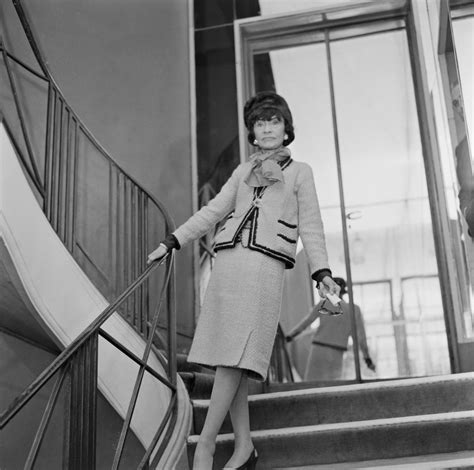 Историята зад култовите двуцветни обувки на Chanel | Fashion Inside