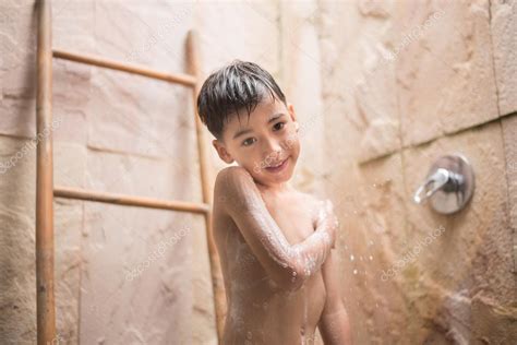 Pequeño niño tomando ducha Foto de stock 94905902 wckiw