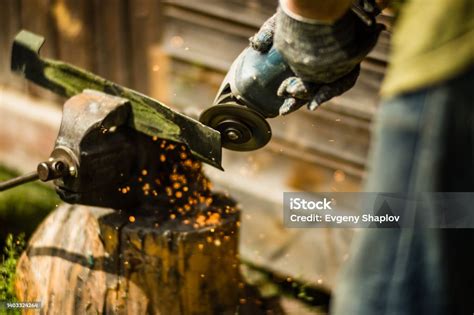 그라인더 톱으로 작업하는 남자는 도구에 대한보기를 닫습니다 전기 톱과 불꽃이있는 작업자의 손 그라인더로 금속을 절단하는 작업자 각도에 대한 스톡 사진 및 기타 이미지