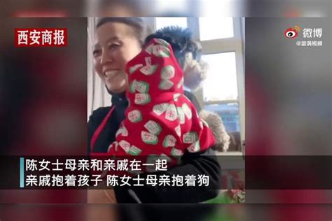 妈妈在亲戚面前抱狗催婚女儿 女儿回应：她说没有孩子抱，只能抱狗