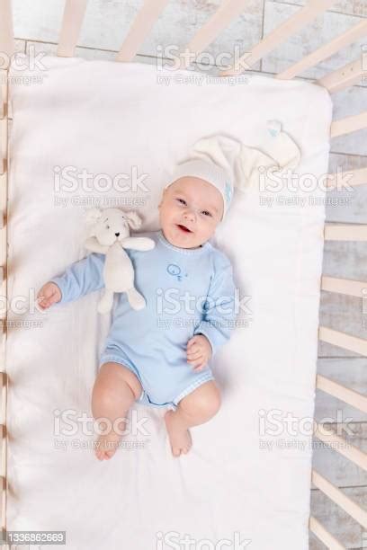 아침에 집에서 유아용 침대를 가지고 있거나 잠자리에 들기 전에 가족과 출생의 개념 6 11 개월에 대한 스톡 사진 및 기타 이미지 6 11 개월 귀여운 남성 Istock