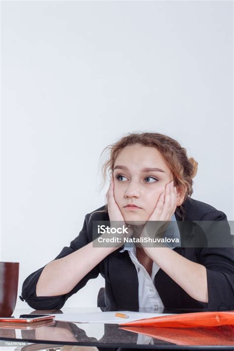 불편한 자세 나 사무실 의자에서 앉아있는 컴퓨터 작업 후 고통을 느끼는 피곤한 여성 지친 여학생 또는 직원이 직장에 앉아 테이블에 기대어 감독에 대한 스톡 사진 및 기타