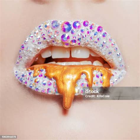 빛나는 입술 Rhinestones과 골든 얼룩으로 덮여 그녀의 입술에 하얀색 립스틱과 아름 다운 여자 입술에 대한 스톡 사진 및