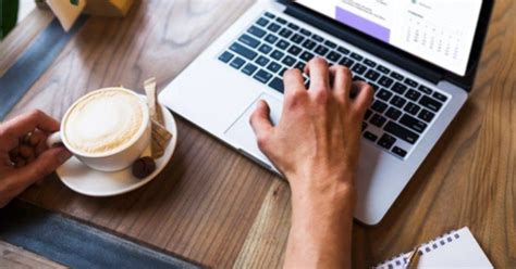 muovevano il mouse e battevano sulla tastiera con mouse jiggler per fingere di lavorare la