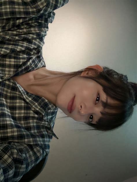 Fromis9 Community Posts 채영누나 디엠을 사고 싶은데 아직 멤버십을 안샀기도 하고 돈이 얼마 없어서 고민되네요멤버십 키트도 갖고 싶은데ㅠ 둘 다