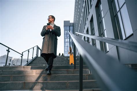 계단에서 정장 옷을 입은 잘생긴 남자가 비즈니스 건물 근처에 야외에 있다 개념에 대한 스톡 사진 및 기타 이미지 개념 개념과 주제 거리 Istock