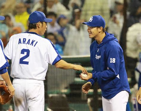 ＜中・d＞6回途中2失点でプロ初勝利を飾り、荒木（左）からウイニングボールを受け取る鈴木 ― スポニチ Sponichi Annex 野球