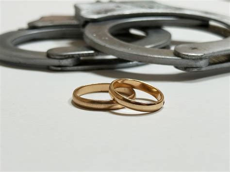 Прикордонники викрили прикарпатців які уклали фіктивні шлюби щоб виїхати за кордон ВІКНА