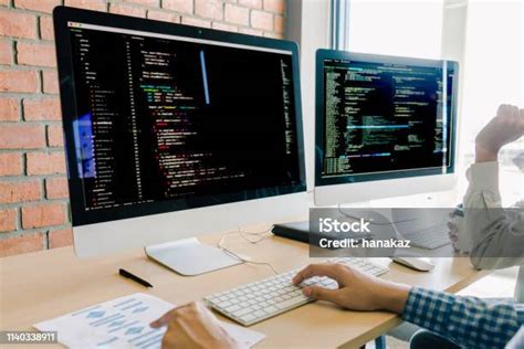 프로그래밍 및 코딩 기술 웹 사이트 디자인 소프트웨어 개발 회사 사무실 화면 컴퓨터 배경에서 프로그래머 업무 코드에 대한 스톡 사진 및 기타 이미지 Istock
