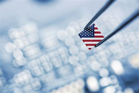 마더보드의 프로세서 Cpu 중앙 처리 장치 또는 Gpu 마이크로칩에 있는 미국 국기입니다 의회는 국내 반도체 제조 연구 및 설계를 강화하기 위해 2022 년 Chips 법을