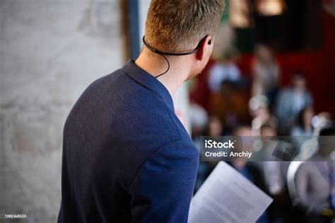 프리젠 테이션 전에 연설을 리허설하는 동안 청중을 바라보는 신경질적인 연설자 불안에 대한 스톡 사진 및 기타 이미지 불안