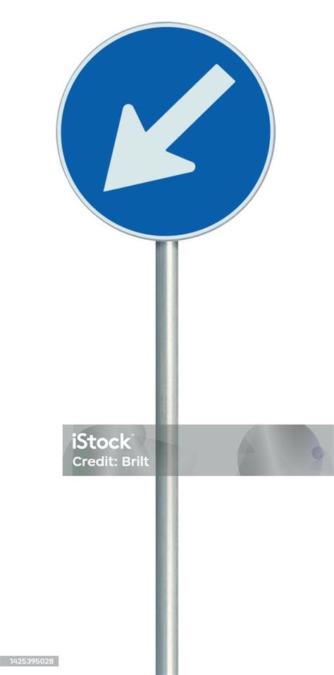 필수 유지 왼쪽 유럽 연합 Eu 도로 표지판 회색 극 포스트 대형 파란색 둥근 고립 된 교통 차선 경로 경로 변경 길가 규제 경고 간판 흰색 화살표 수직 근접 촬영 왼손