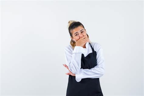 스튜디오에서 포즈를 취하는 표현 어린 소녀 무료 사진