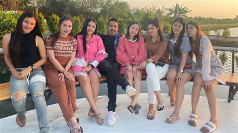 ខ្លាំងមែន បុរសថៃម្នាក់នេះ បង្ហាញមុខប្រពន្ធទាំង៧នាក់របស់ខ្លួន ដែលកំពុងរស់នៅក្រោមដំបូលផ្ទះតែមួយ