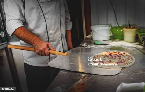 부엌에서 피자를 만드는 요리사 베이커의 클로즈업 손 착륙 삽에 넣어 오븐에 보냅니다 남자에 대한 스톡 사진 및 기타 이미지 남자 남자들만 내부 Istock