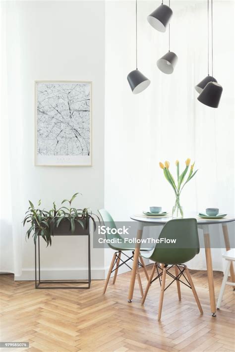세련 되 고 현대적인 레스토랑 및 디자인 지도 소파 및 가족 테이블 거실 공간을 엽니다 밝고 화창한 식물과 갈색 나무 마루와 방 0명에 대한 스톡 사진 및 기타 이미지