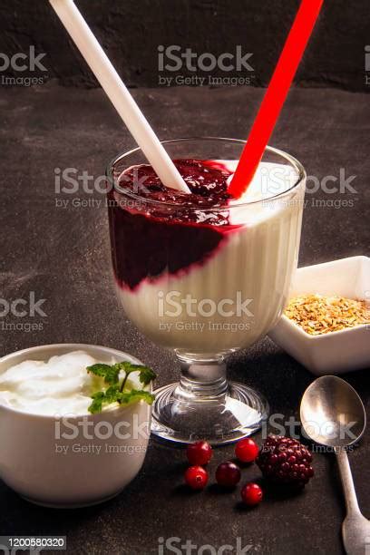 신선한 유기농 및 자연 스무디 박람회 녹색 나무 테이블에 맛있고 건강한 사막 신선한 과일 키위 딸기 야채와 요구르트 0명에 대한 스톡 사진 및 기타 이미지 Istock