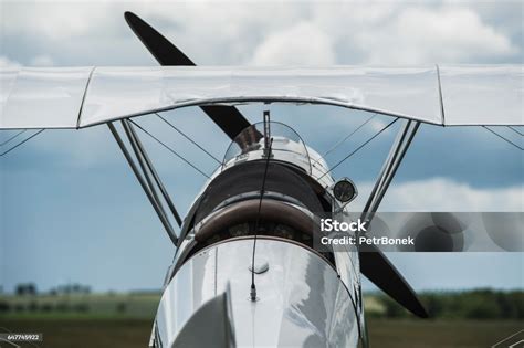비행장 뒷면 보기에 복 하 엽 빈티지 비행기 복고풍 항공의 공기 개념입니다 0명에 대한 스톡 사진 및 기타 이미지 0명 구름 기업 재무와 산업 Istock