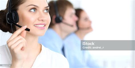 직장에서 센터 운영자를 호출 합니다 헤드셋에서 비즈니스 여자에 초점 고객에 대한 스톡 사진 및 기타 이미지 고객 고객 서비스 담당자 공동체 Istock