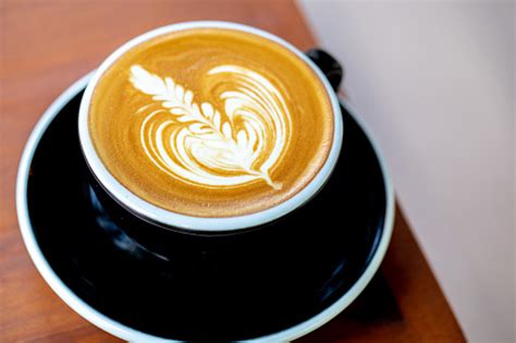 라 떼 커피의 배경입니다 가 게에서 커피 컵 라 떼 아트입니다 갈색에 대한 스톡 사진 및 기타 이미지 갈색 검은색 꼭대기