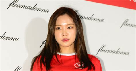 포토 손나은 사랑스러운 레드 트레이닝룩